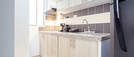 Quarto triplo executivo | Cozinha privada | Mesas de jantar