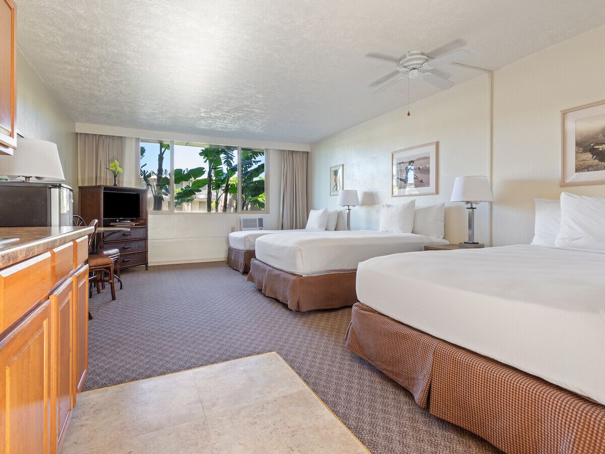 Panoramic Views! 2 Comfortable Units, Outdoor Pool, Near Kanaha Beach Park! - Kahului, HI