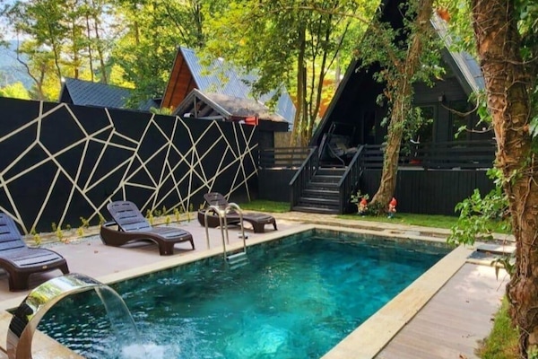 Bungalow Deluxe | Casa de banho | Um polibã, um secador de cabelo, toalhas fornecidas, sabão