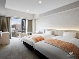 Edredons de pluma, cofres nos quartos, espaço de trabalho para notebook