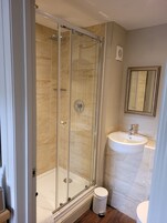 Quarto casal superior, 1 cama de casal | Banheiro | Toalhas de banho 