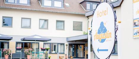 Fachada da propriedade