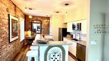 Condo exclusivo | Opções para refeição no quarto