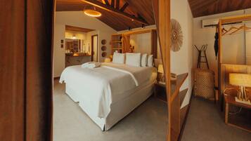 Quarto com uma cama grande, teto de madeira, espelho, guarda-roupa e mesa de cabeceira.
