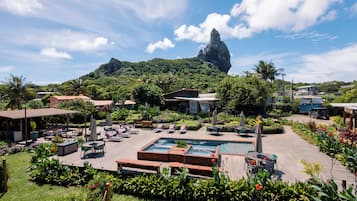 3 piscinas exteriores, guarda-sóis, espreguiçadeiras