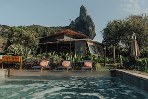 3 piscinas exteriores, guarda-sóis, espreguiçadeiras 