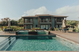 3 piscinas exteriores, guarda-sóis, espreguiçadeiras