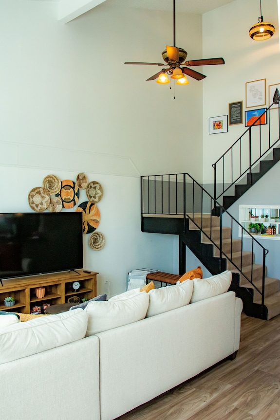 A Sweet Stay On Cherrywood Square - Canyon