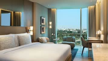 Quarto superior, 1 cama King (Guest Room) | Frigobar, cofres nos quartos, escrivaninha