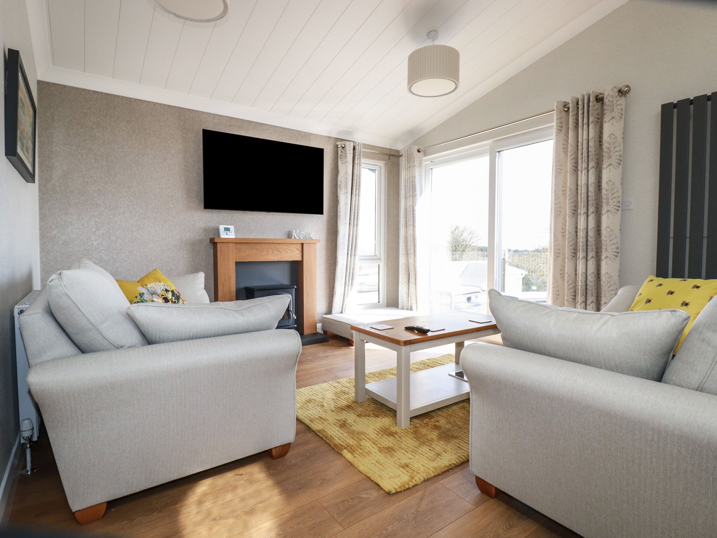 Acorn Lodge, Pet Friendly, Character Holiday Cottage In St Day - St Agnes