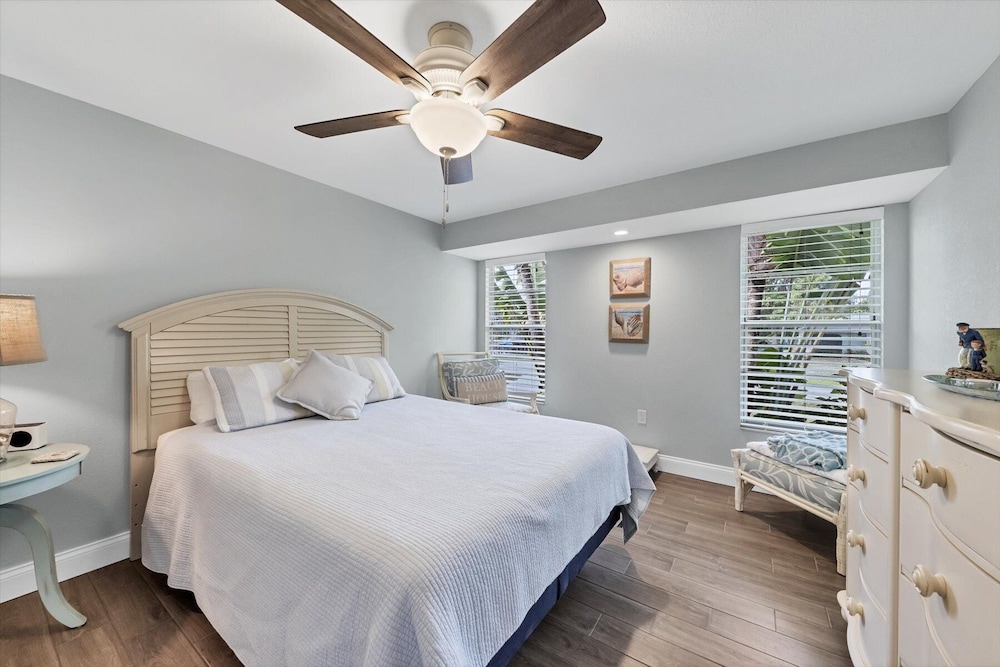 Englewood 2 Bedroom Canalfront Pool Cottage - Englewood, FL
