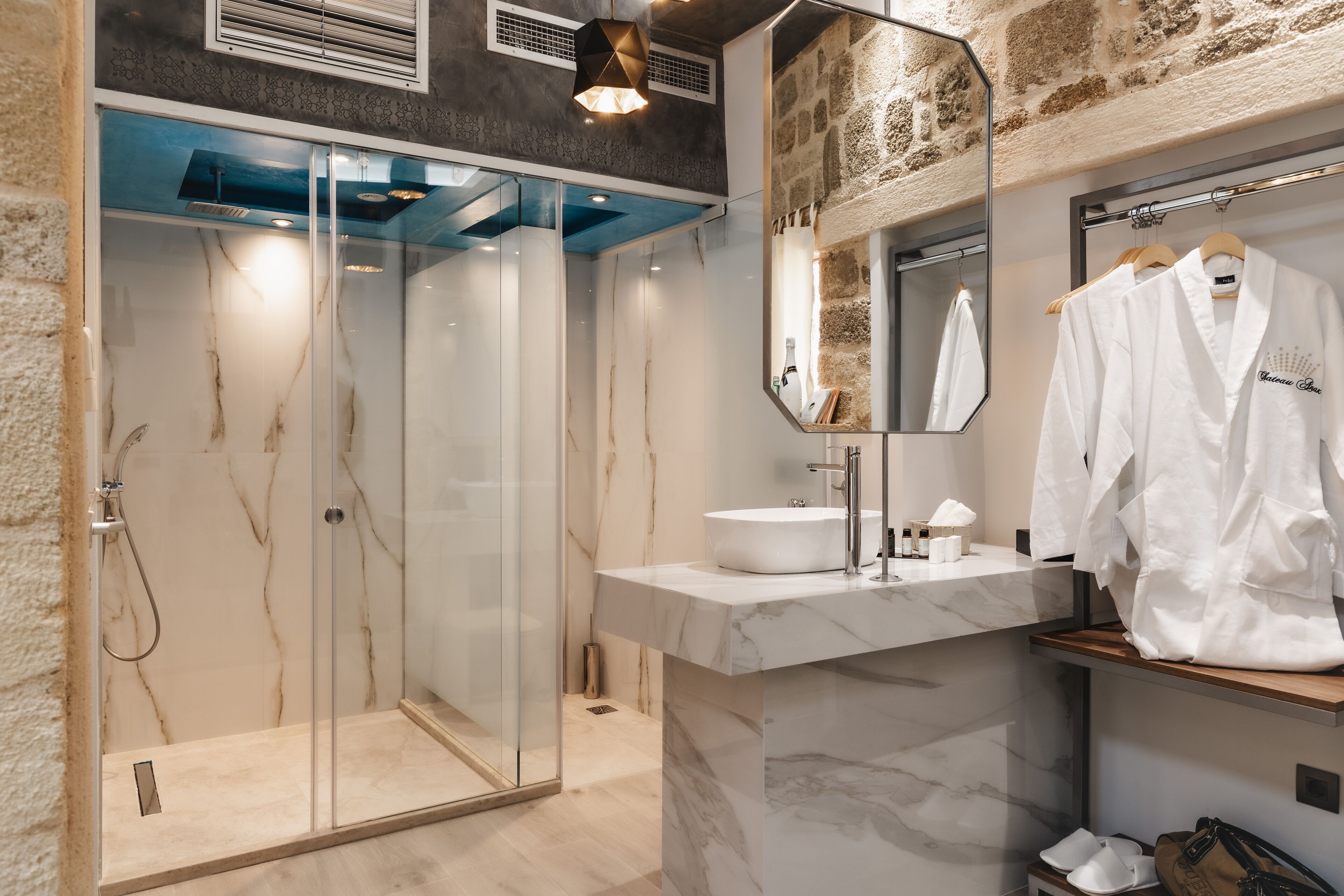 Quarto Duplo Deluxe | Casa de banho | Um polibã, produtos de higiene exclusivos, um secador de cabelo 