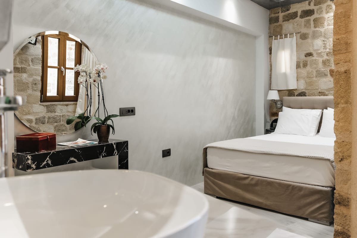 Quarto Duplo Deluxe | Roupa de alta qualidade, camas de colchão pillowtop, minibar
