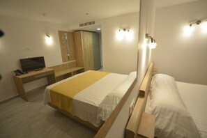 Quarto Duplo Superior | Camas de colchão viscoelástico, cofre no quarto, secretária 