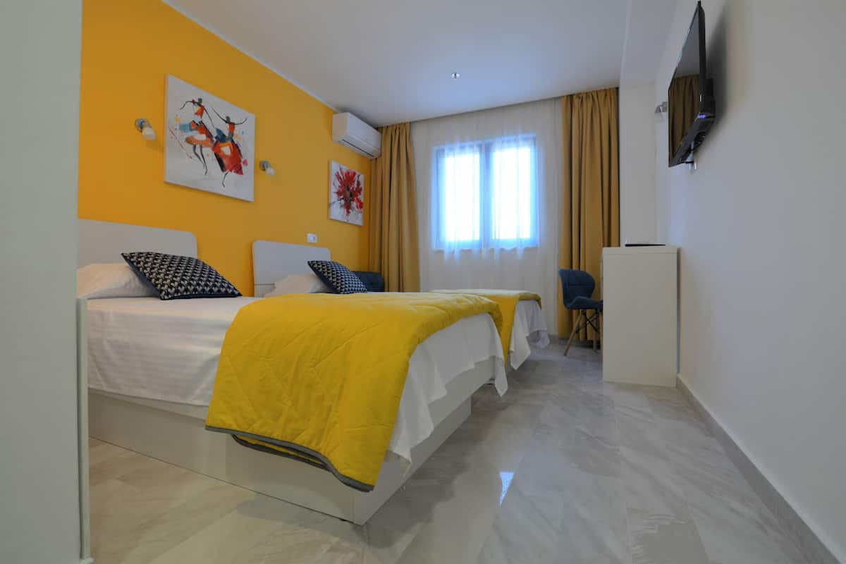 Quarto Individual Premium | Camas de colchão viscoelástico, cofre no quarto, secretária