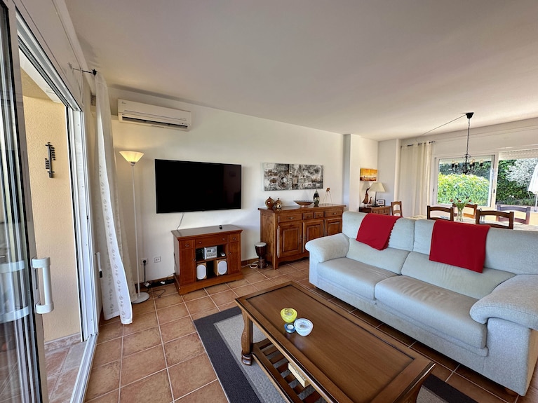 Casa Semiadosada Con Vistas A Mar. Situada A 1.500 Mts De La Playa. - Sa Riera