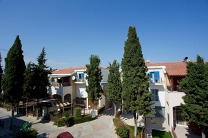 Uma área residencial com várias casas de dois andares, cada uma com varanda e telhado telhado.