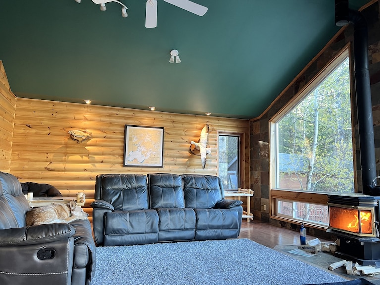 3800 Sq.ft. Lakefront Home On Black Sturgeon - Kenora