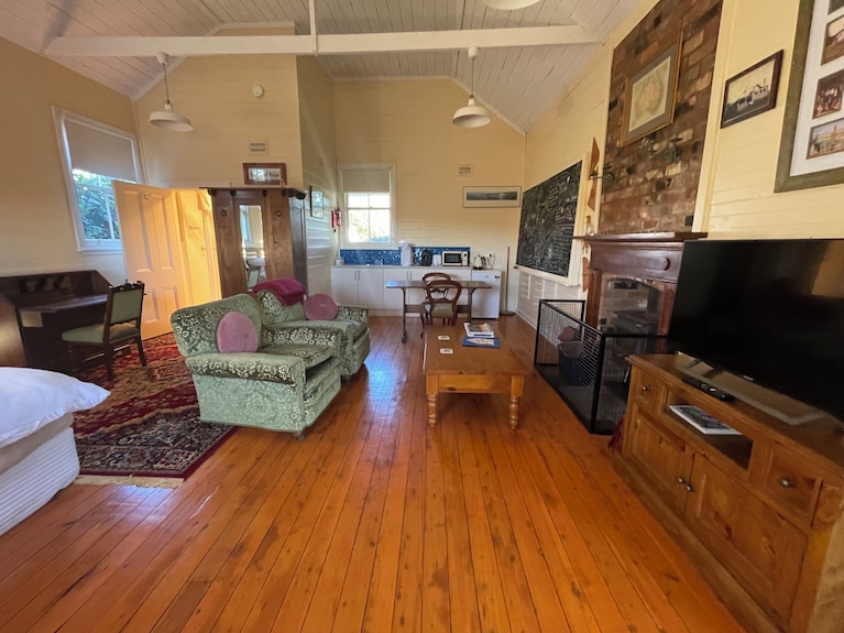 Two Creeks School House - Millthorpe
