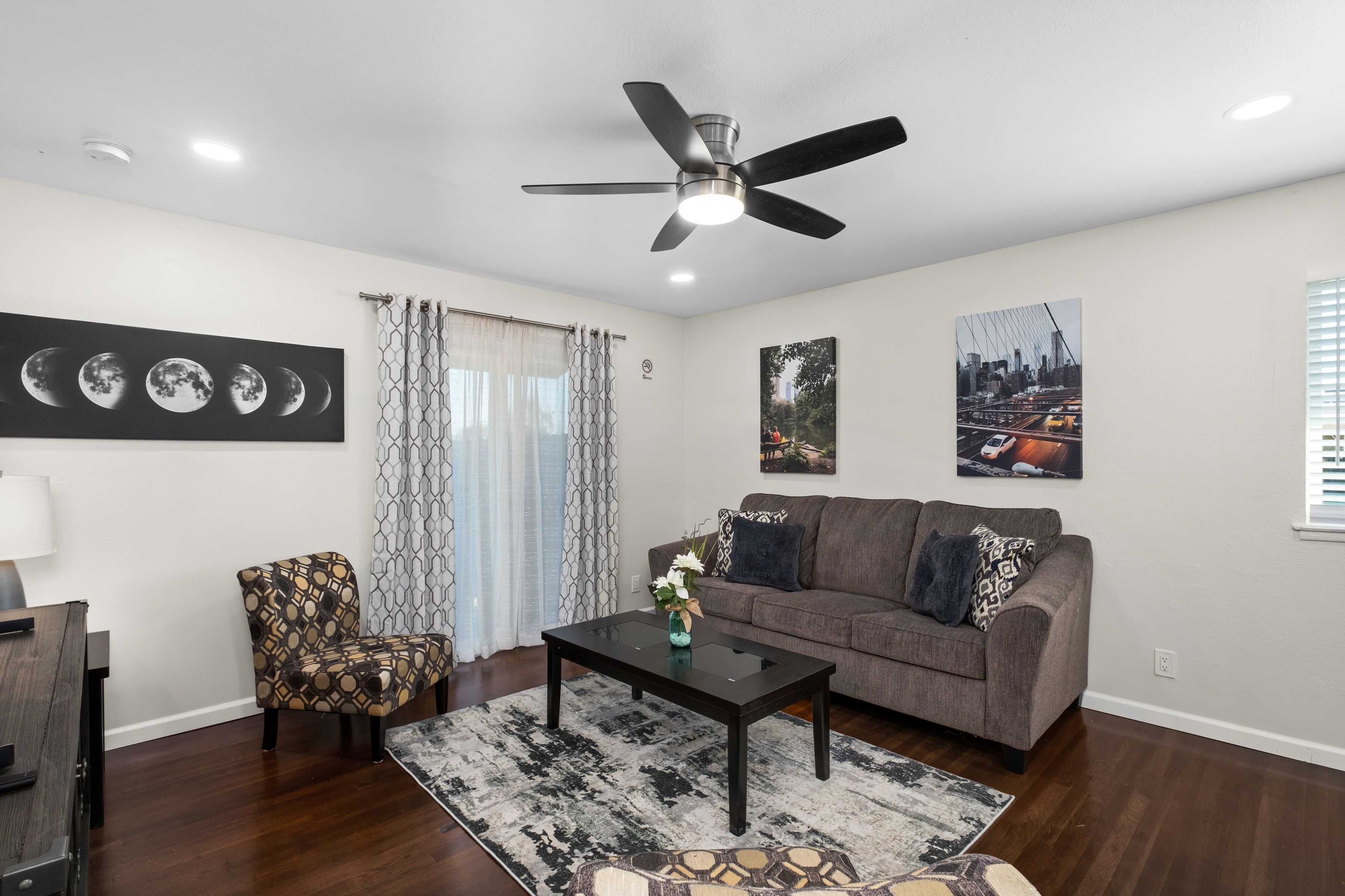 Pristine Upgraded 3b/2bth W Easy Access To Us99 - Fresno, CA