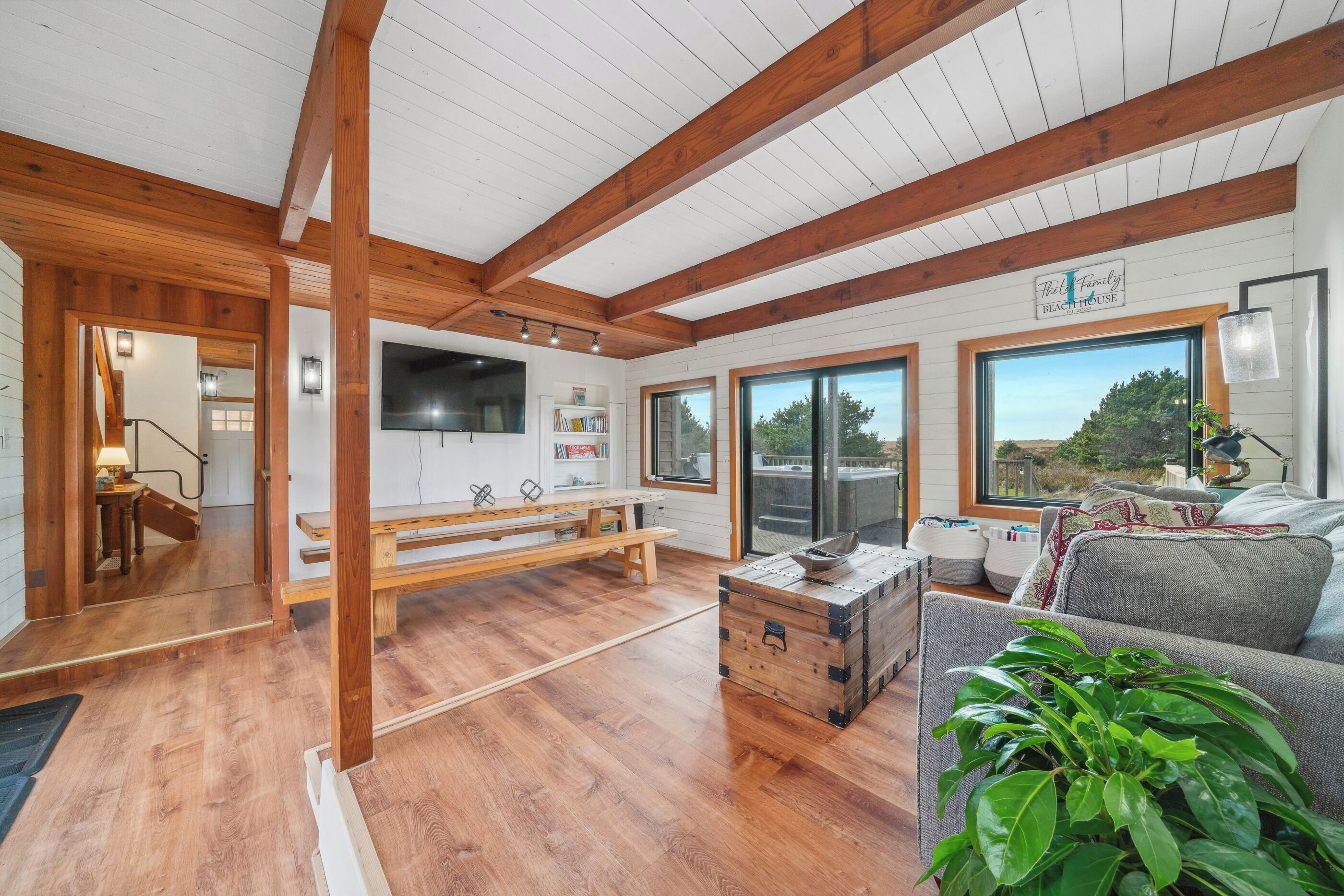 4-acre Beach Farmhouse, Hot Tub, Firepit, Game Room, 3 Min Walk To Beach, Slp 12 - Astoria, OR