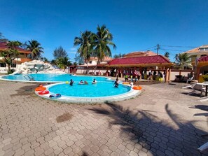 15 piscinas exteriores 