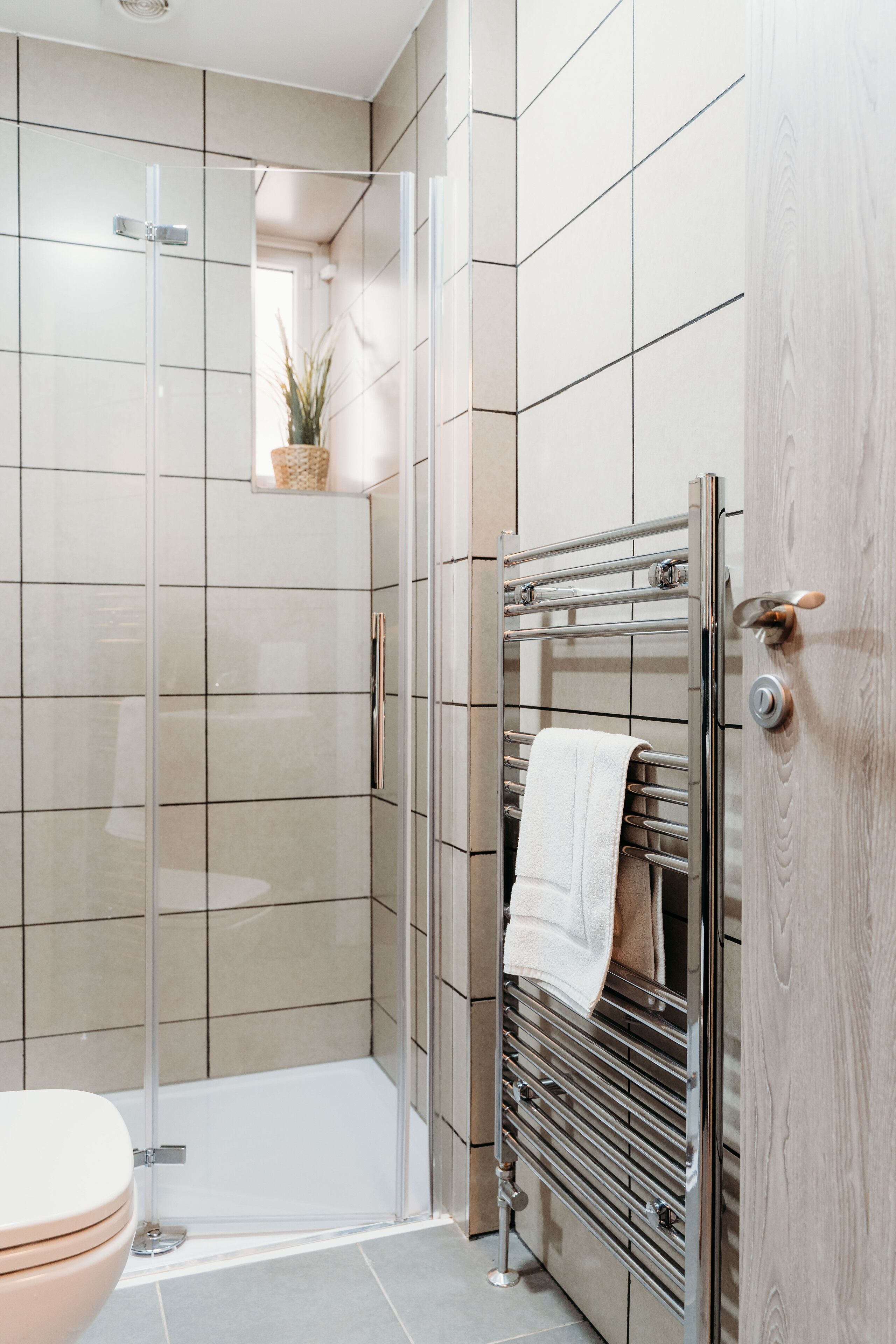 Apartamento Premier, 1 cama king-size, kitchenette, no rés do chão | Casa de banho | Um polibã, artigos de higiene pessoal grátis, um secador de cabelo 