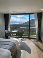 Roupas de cama premium, escrivaninha, cortinas blackout