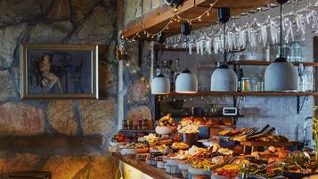 Café da manhã com buffet grátis todos os dias