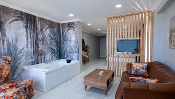 Quarto Deluxe, banheira de hidromassagem, vista para o lago | Minibar, secretária, secretária adequada para computadores portáteis