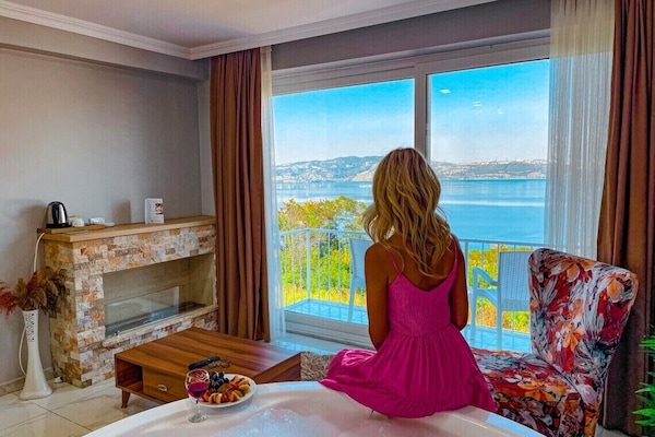Quarto real, 1 cama Queen, banheira de hidromassagem, vista para o lago | Frigobar, escrivaninha, espaço de trabalho para notebook