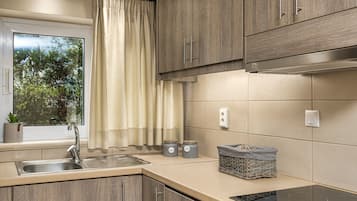 Apartamento Deluxe | Uma placa de cozinha, uma cafeteira/bule, uma torradeira