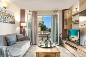 Apartamento superluxo | Área de estar | Smart TV 32 polegadas com canais via satélite, TV, impressoras