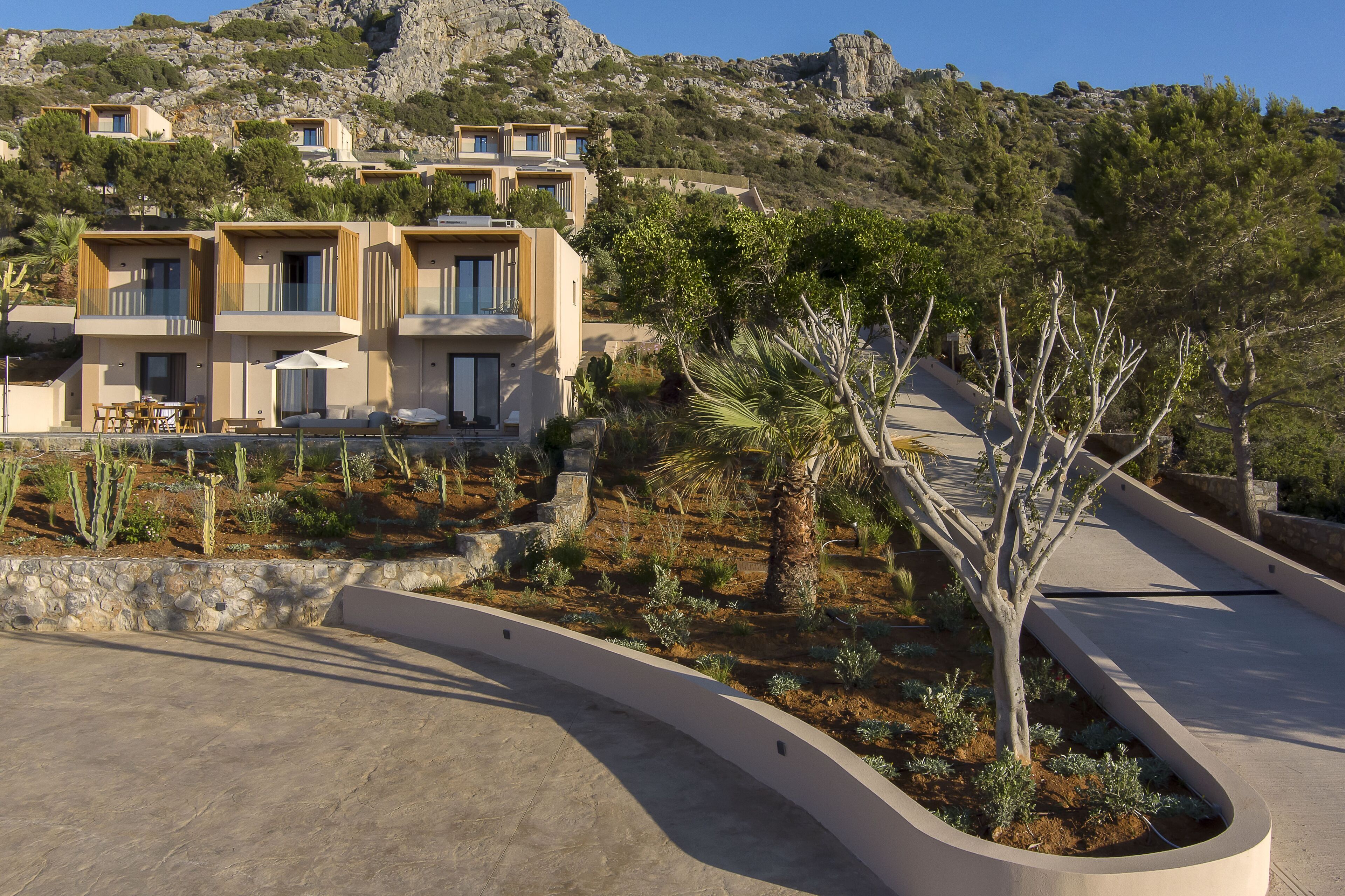 Um resort moderno com edifícios de vários andares, áreas de estar ao ar livre e jardins bem cuidados.