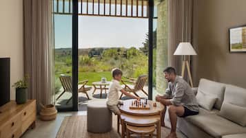 Garden Executive Suite | Sala de estar | Smart TV de 55 polegadas com canais via satélite, televisor