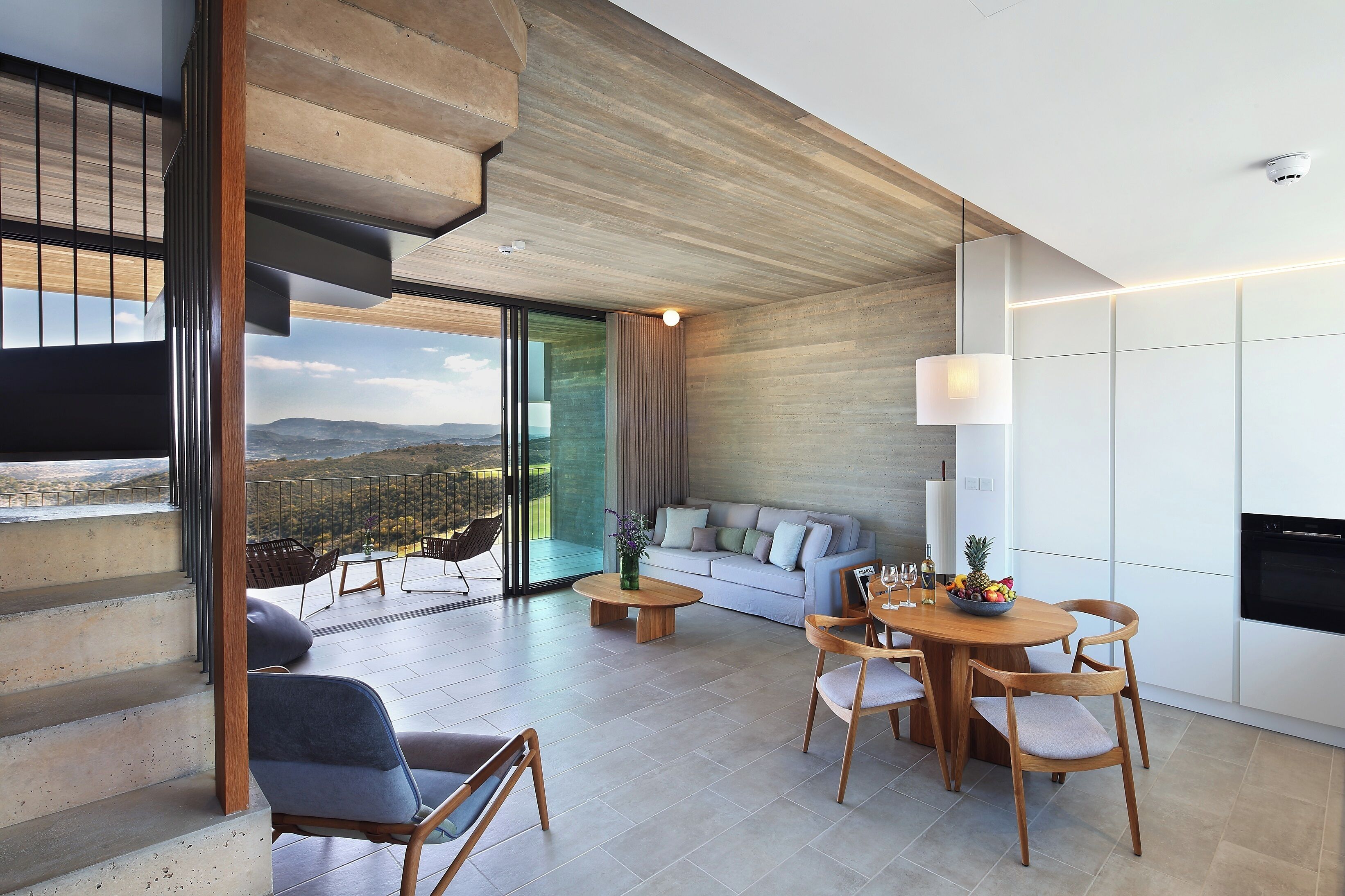 Ezousa Duplex Suite | Área de estar | Smart TV 55 polegadas com canais via satélite, TV