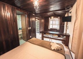 Chalé Aconchego | Minibar, secretária adequada para computadores portáteis 