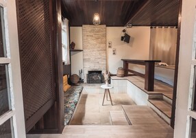 Chalé Aconchego | Minibar, secretária adequada para computadores portáteis 