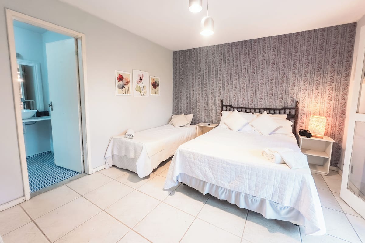 Suíte Tripla | Frigobar, espaço de trabalho para notebook