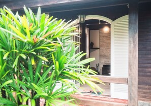 Chalé Aconchego | Frigobar, espaço de trabalho para notebook