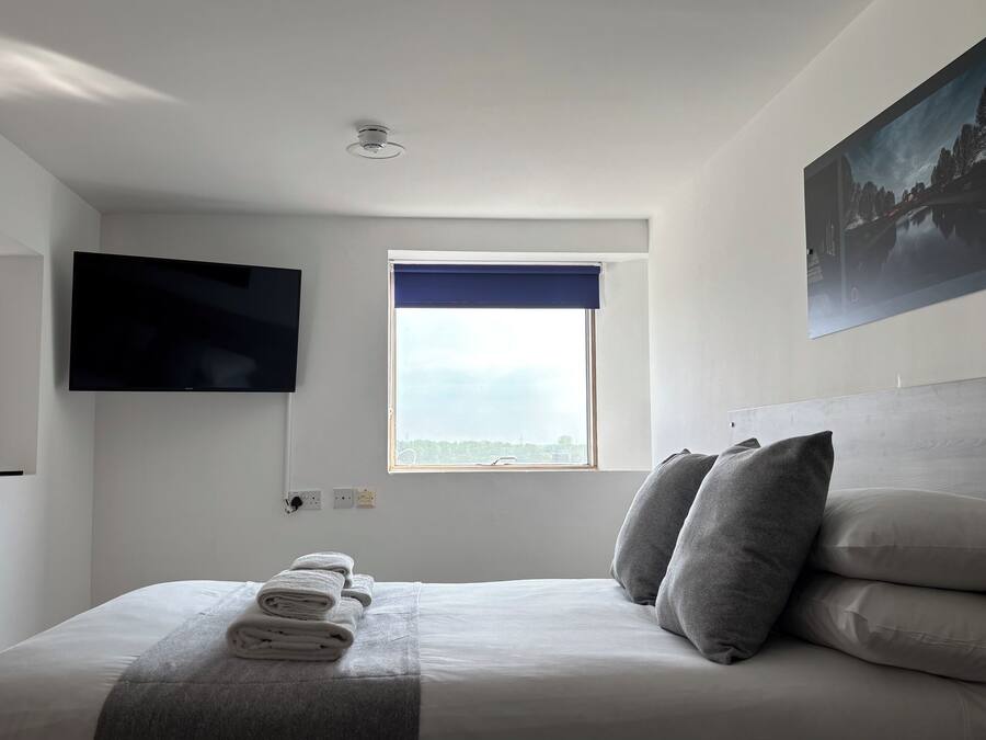 Quarto casal superior | Escrivaninha, espaço de trabalho para notebook, Wi-Fi de cortesia