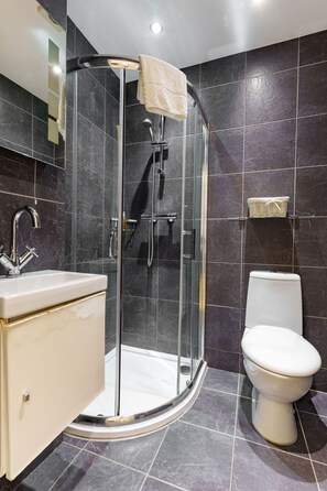 Quarto casal econômico, 1 cama de casal, para não fumantes | Banheiro | Chuveiro, produtos de toalete grátis, secador de cabelo 