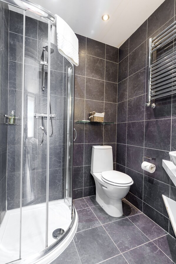 Quarto casal econômico, 1 cama de casal, para não fumantes | Banheiro | Chuveiro, produtos de toalete grátis, secador de cabelo 