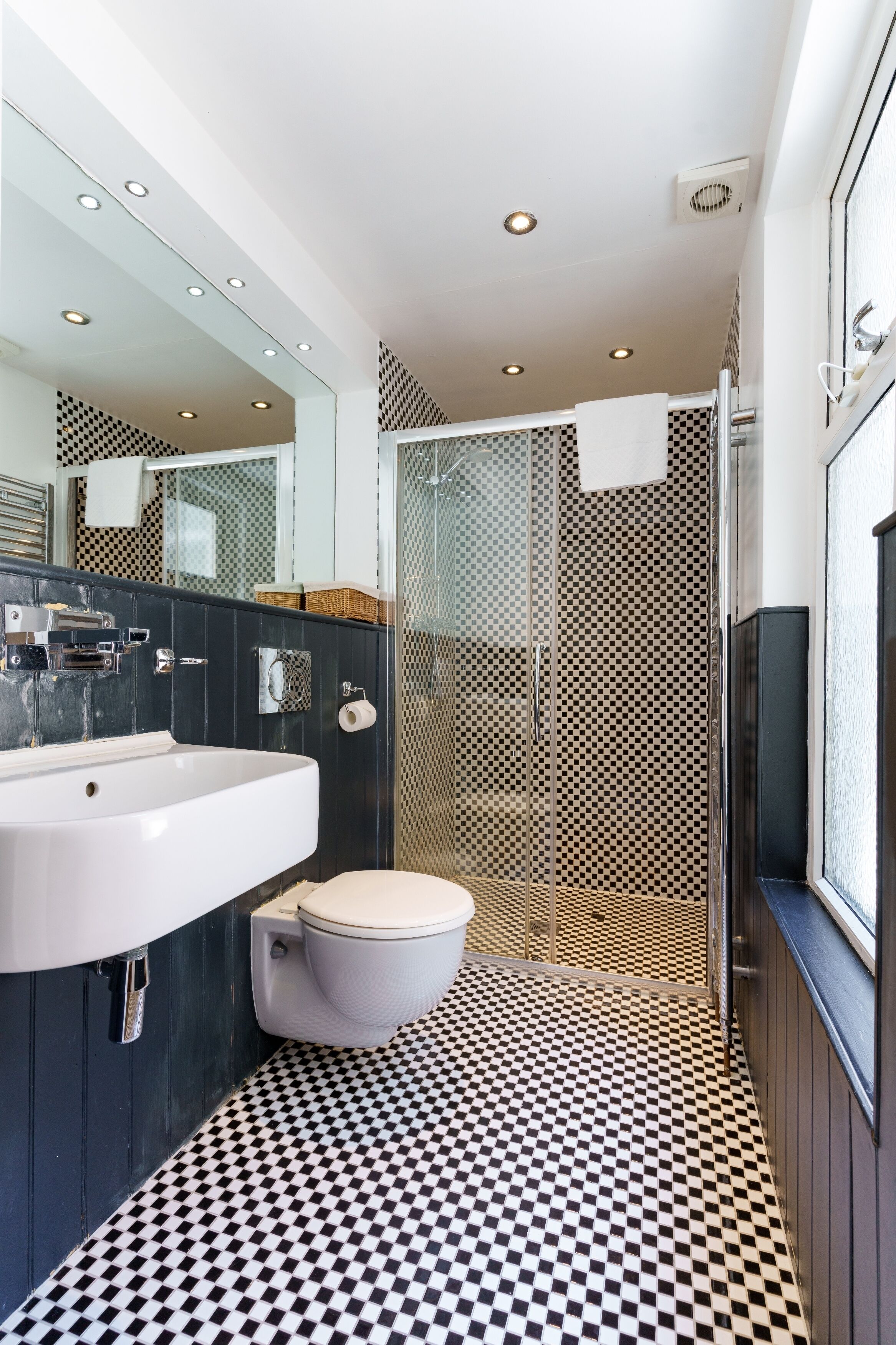 Quarto Familiar | Casa de banho | Um polibã, artigos de higiene pessoal grátis, um secador de cabelo 