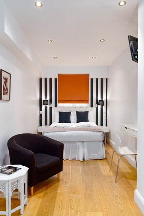 Quarto casal econômico, 1 cama de casal, para não fumantes | Cofres nos quartos, escrivaninha, ferros/tábuas de passar roupa