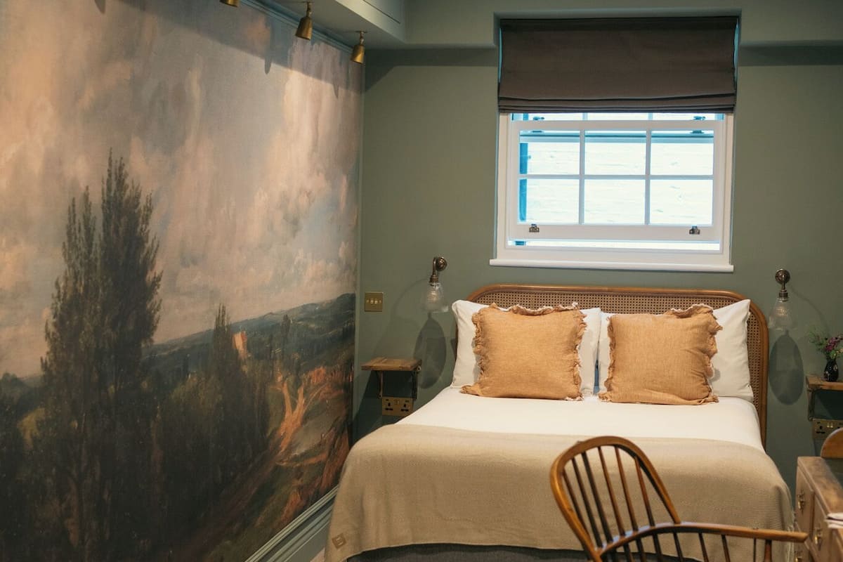 Quarto casal, suíte | Cofres nos quartos, escrivaninha, ferros/tábuas de passar roupa