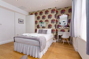 Quarto casal econômico, 1 cama de casal, para não fumantes | Cofres nos quartos, escrivaninha, ferros/tábuas de passar roupa