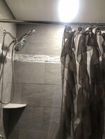 Quarto Individual de Luxo | Casa de banho | Um polibã, um chuveiro de hidromassagem 