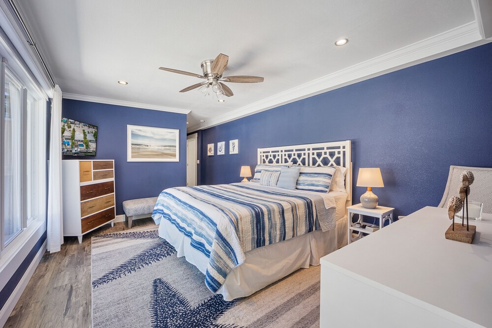 Waterfront Oasis W/ Pool, Tiki Lounge, Dock & Bbq - Marathon, FL
