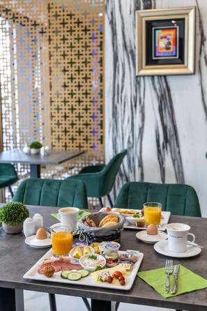 Pequeno-almoço completo nos dias úteis (9.90 EUR por pessoa)